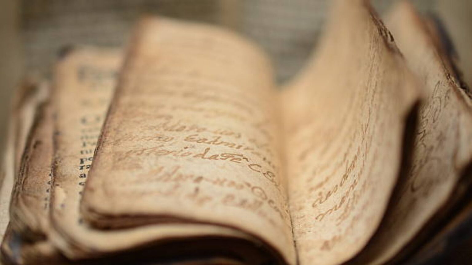 ¿Cuál fue el primer libro que se escribió en la Biblia?